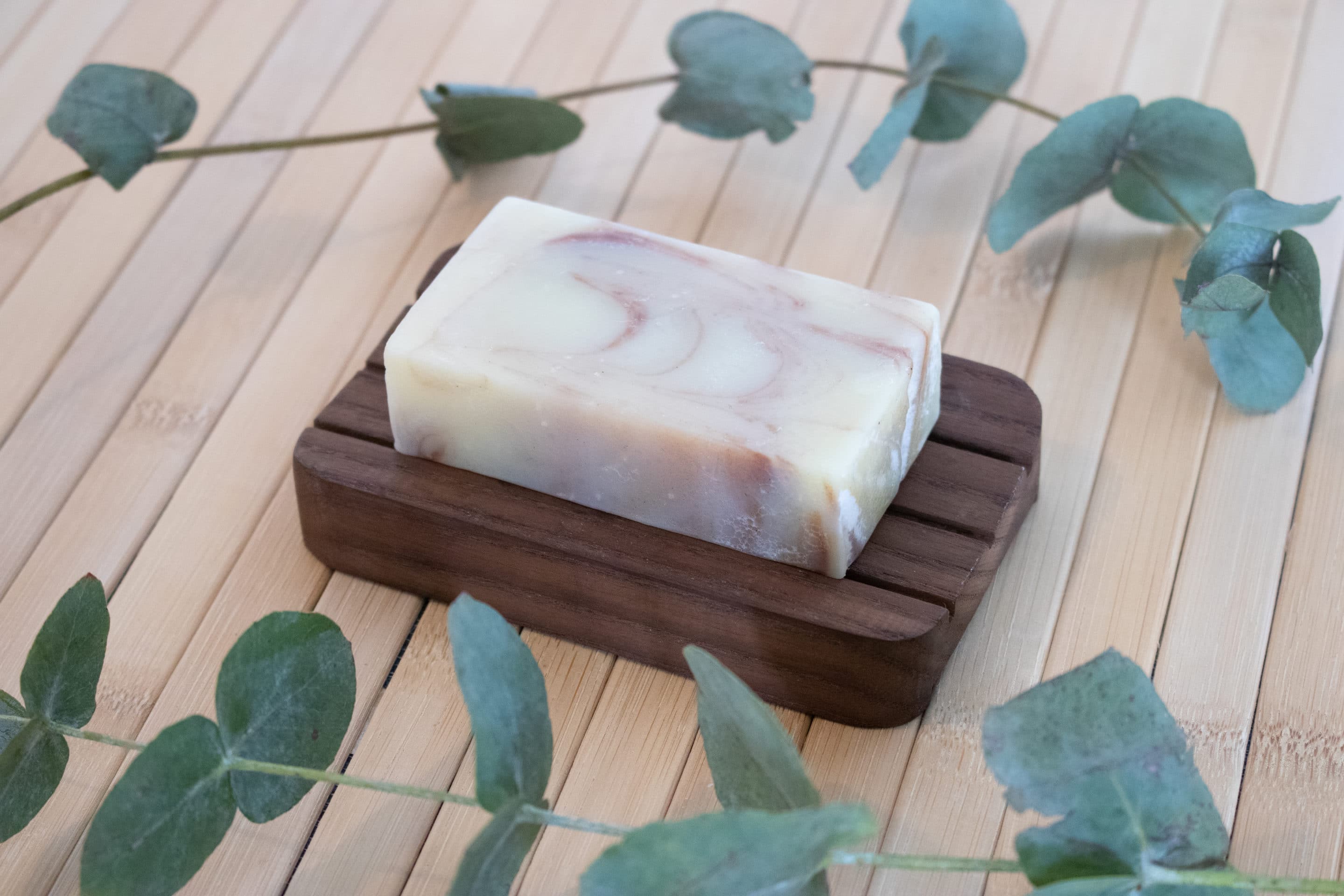 Comment prendre soin de ses cosmétiques solides avec un porte-savon